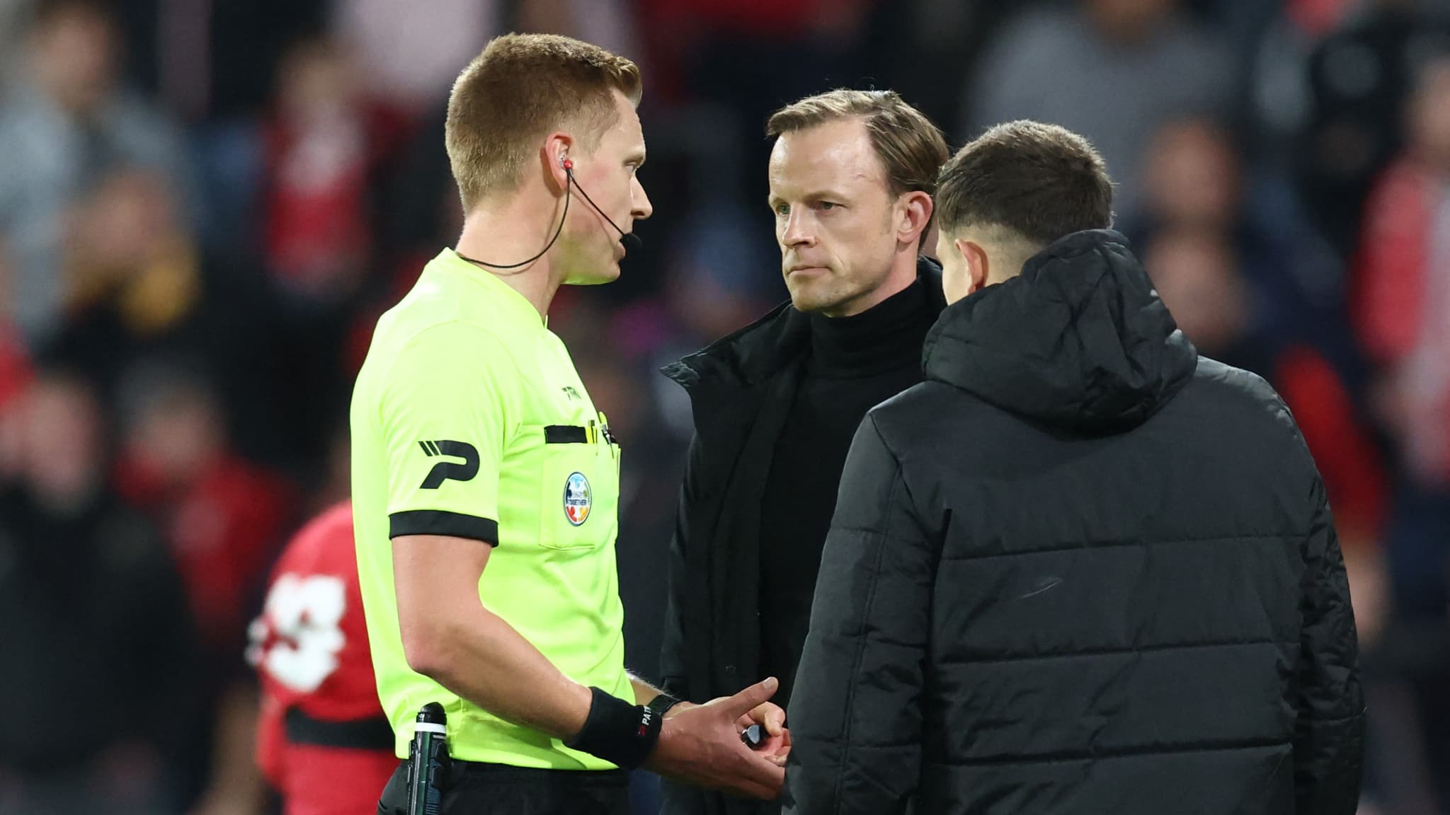 "Très déçu pour le football belge", un jet de gobelet sur l'arbitre ...