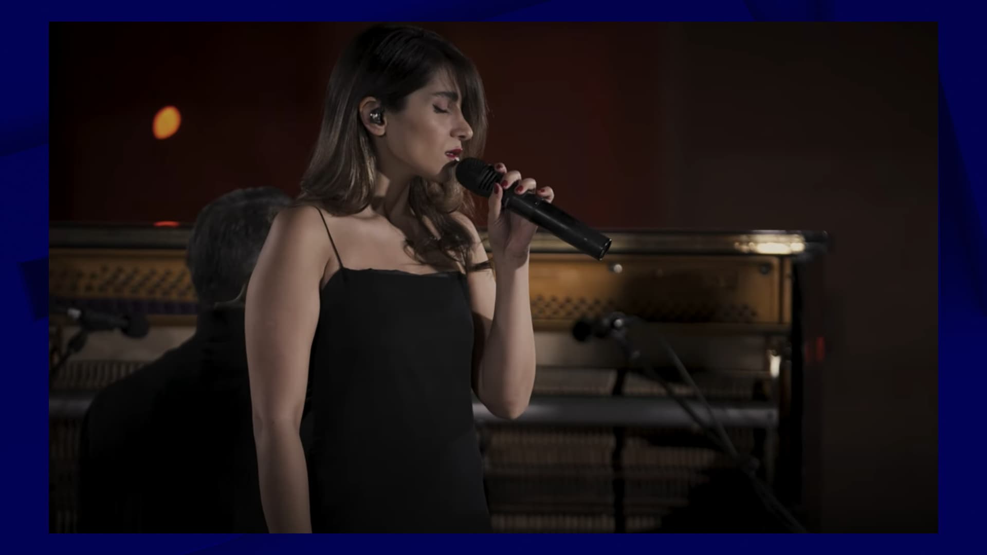 Iran: une artiste chante en ligne sans son hijab et s'expose à des ...