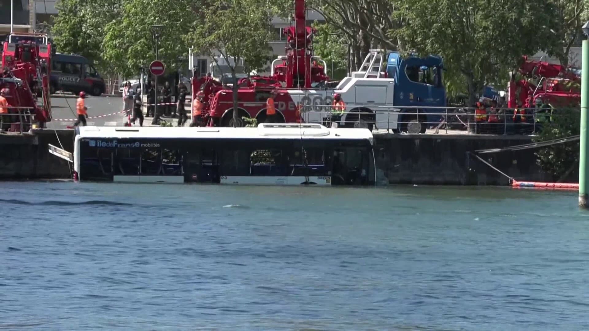 Les images impressionnantes du bus tombé dans la Seine en Essonne