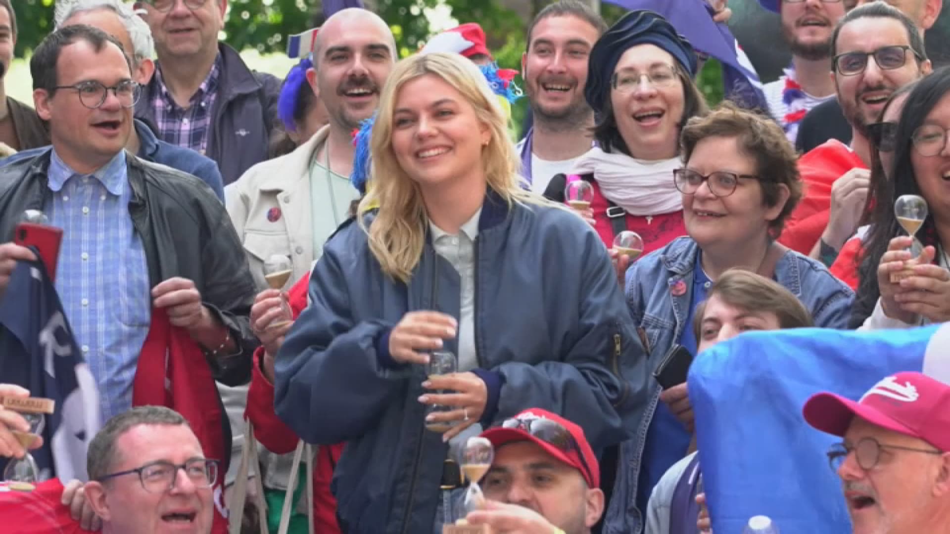 "Il y a un engouement": les fans mobilisés derrière Louane avant la ...