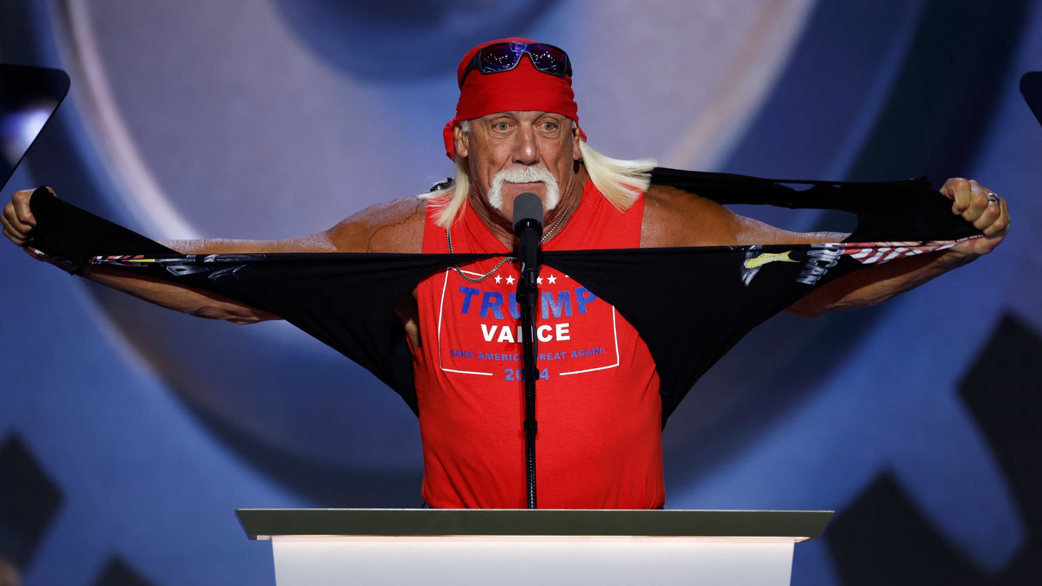 "Un héros américain": le soutien musclé du catcheur Hulk Hogan à Donald ...
