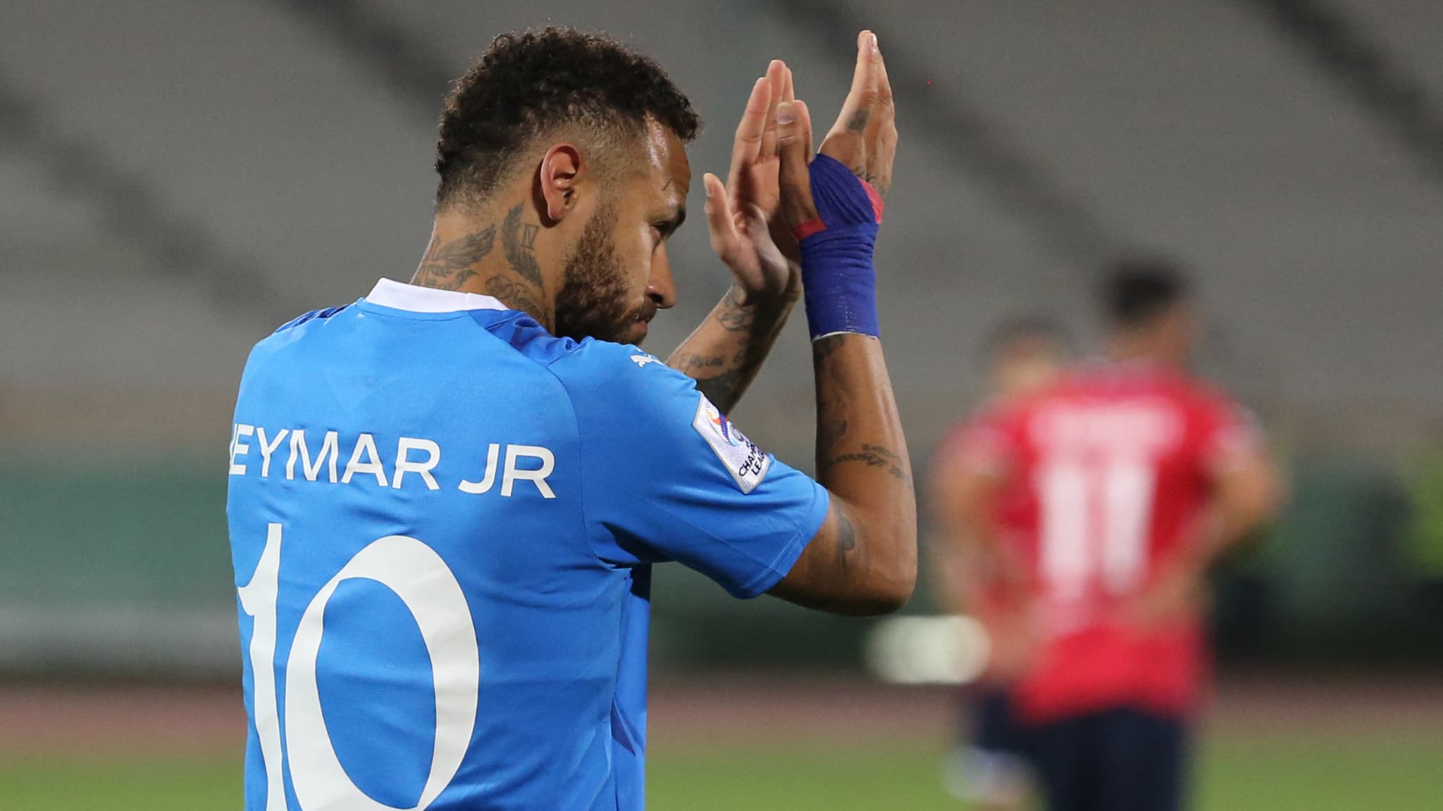 Les joueurs et les supporters d'Al-Hilal affichent leur soutien pour Neymar après sa blessure