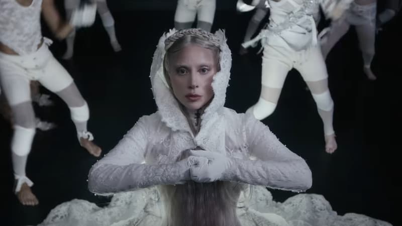 Lady Gaga dévoile sa nouvelle chanson "Abracadabra" lors des Grammy Awards