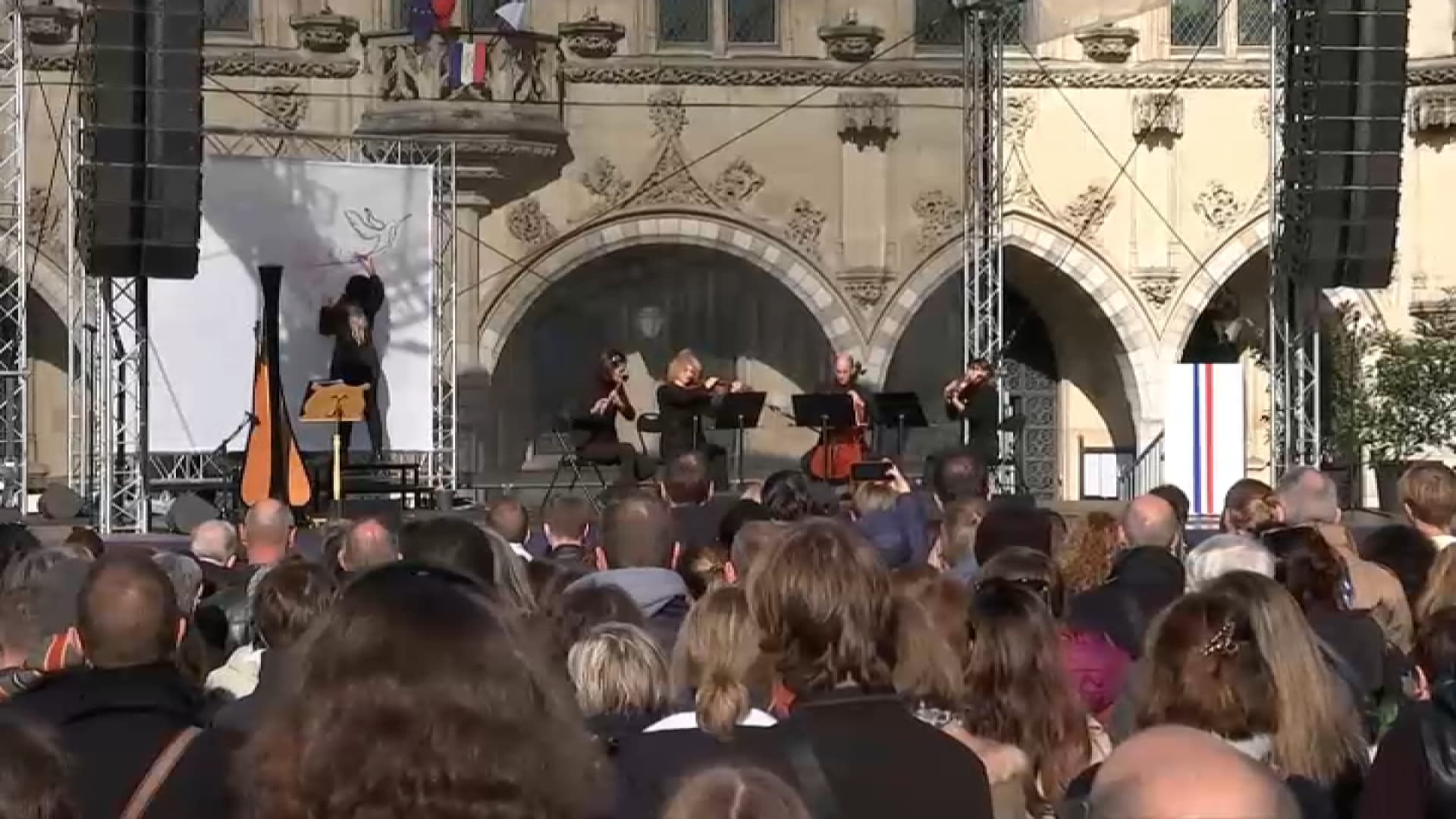 Dominique Bernard: des centaines de personnes rassemblées à Arras pour ...