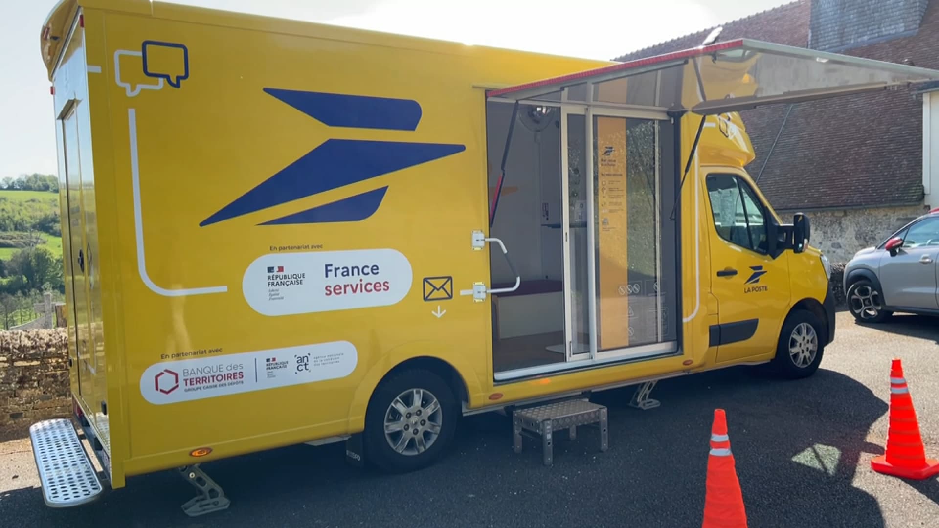 "Un service de proximité": un bureau de poste itinérant sillonne les ...