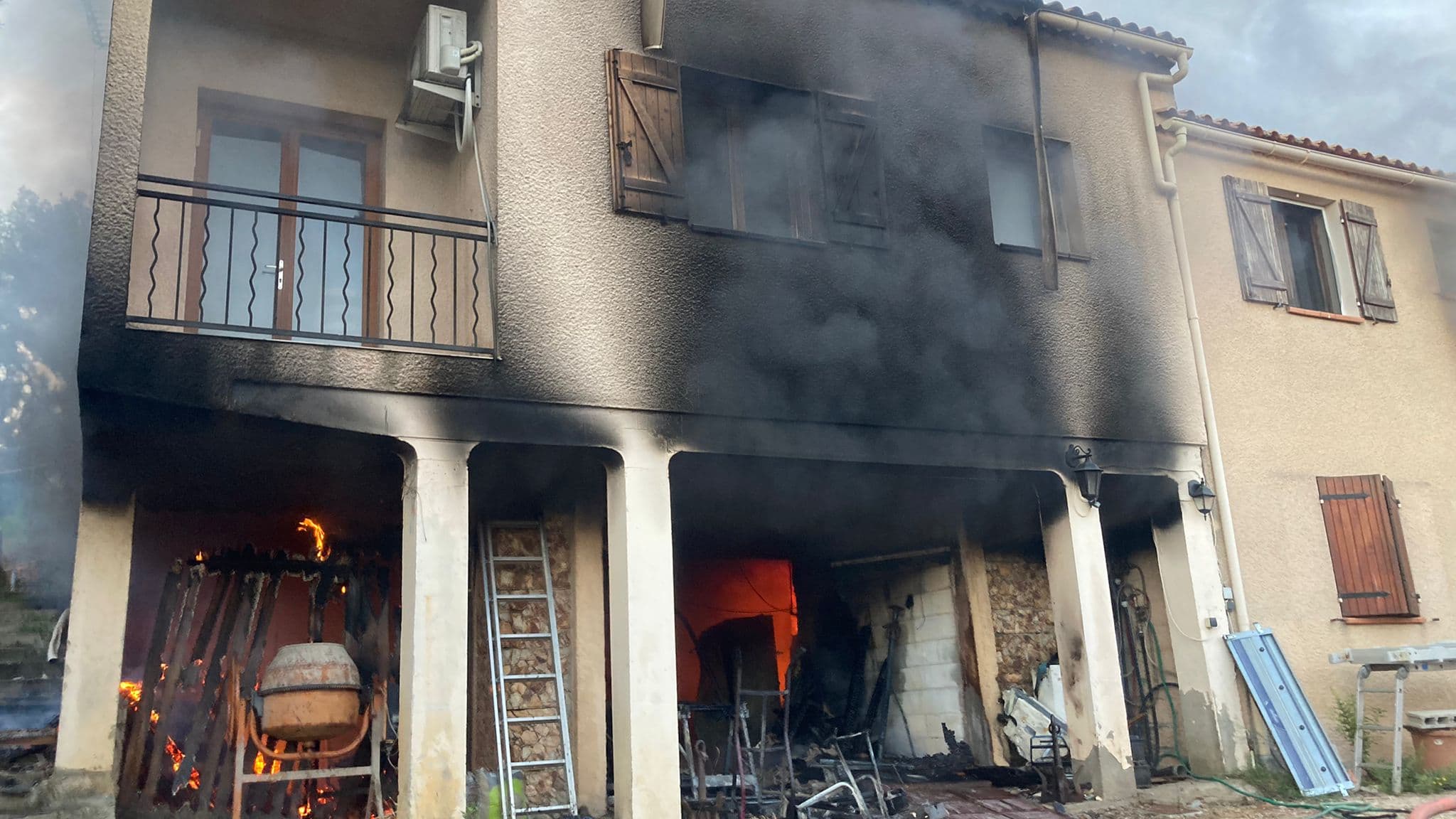 Var: un feu démarre dans un garage et se propage à une villa à La Seyne-sur-Mer