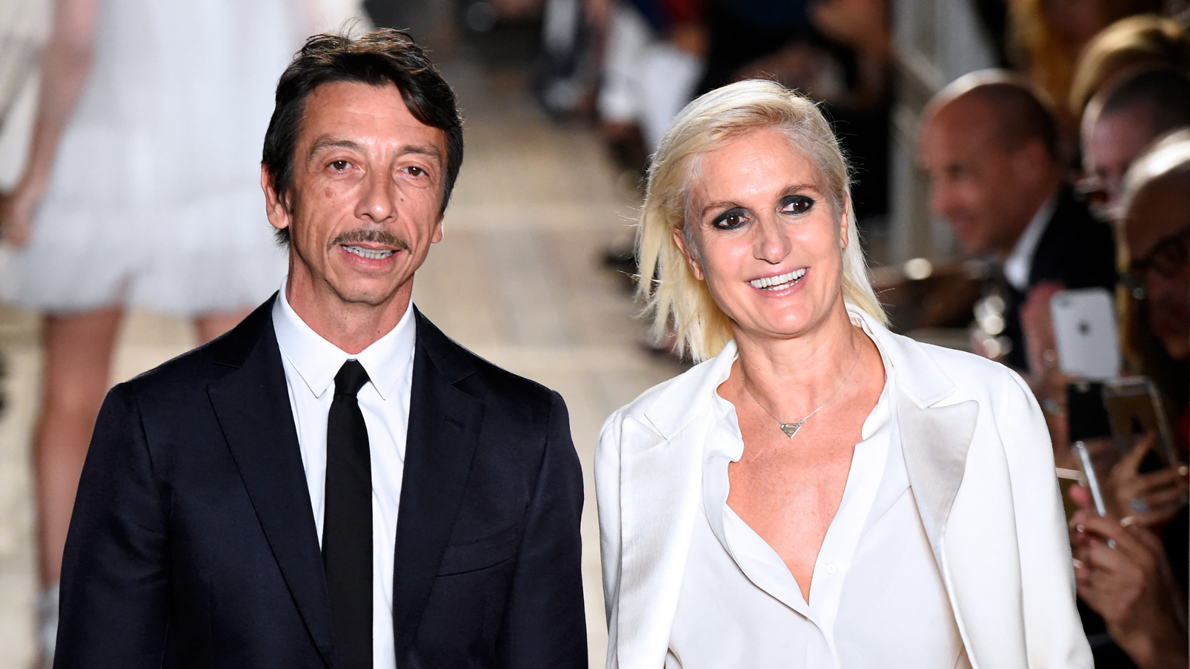 Rose fushia et couture radicale: qui est Pierpaolo Piccioli, nouveau ...