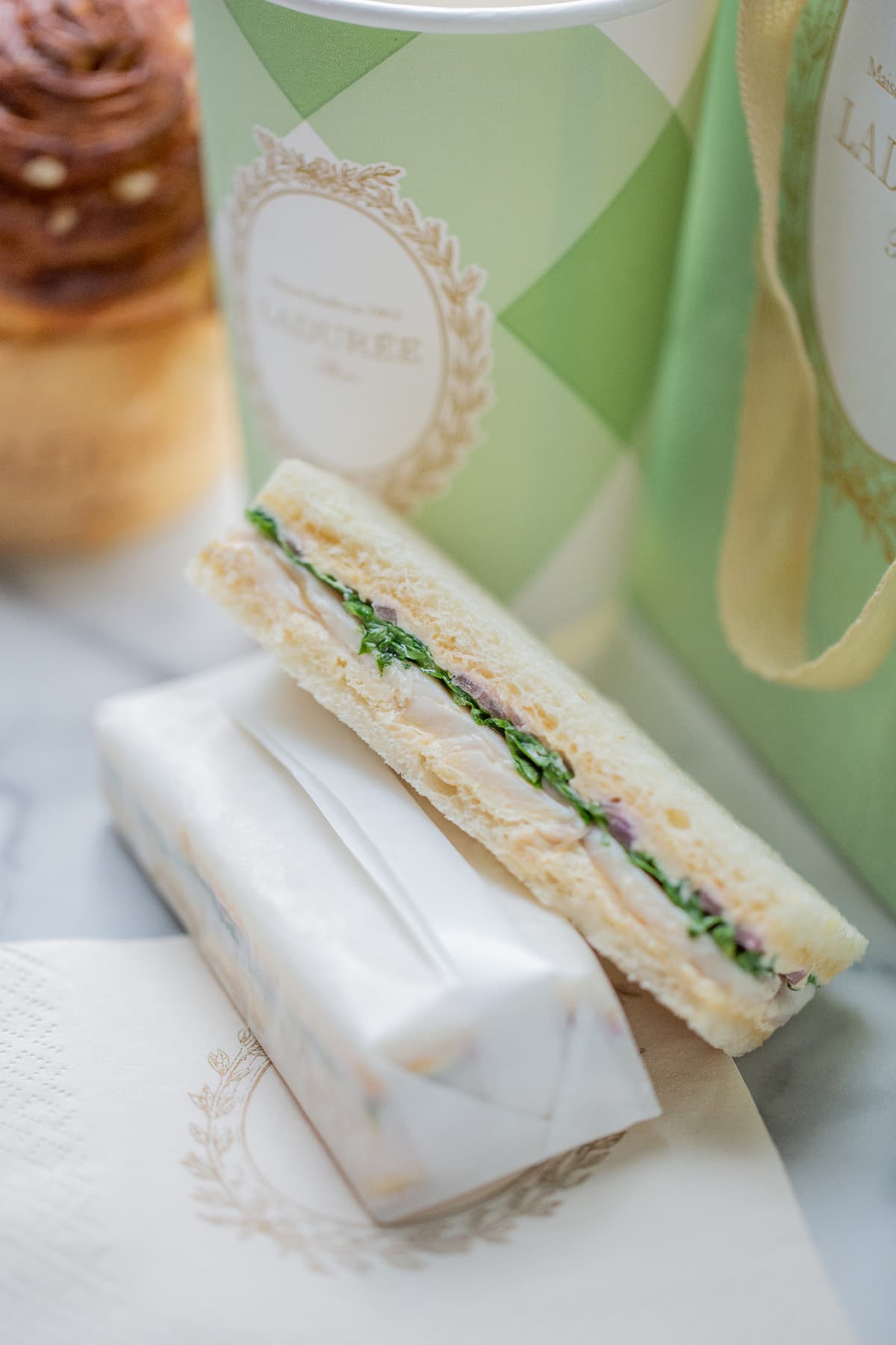 Latte raffiné, finger food et pâtisseries: Ladurée ouvre son premier ...