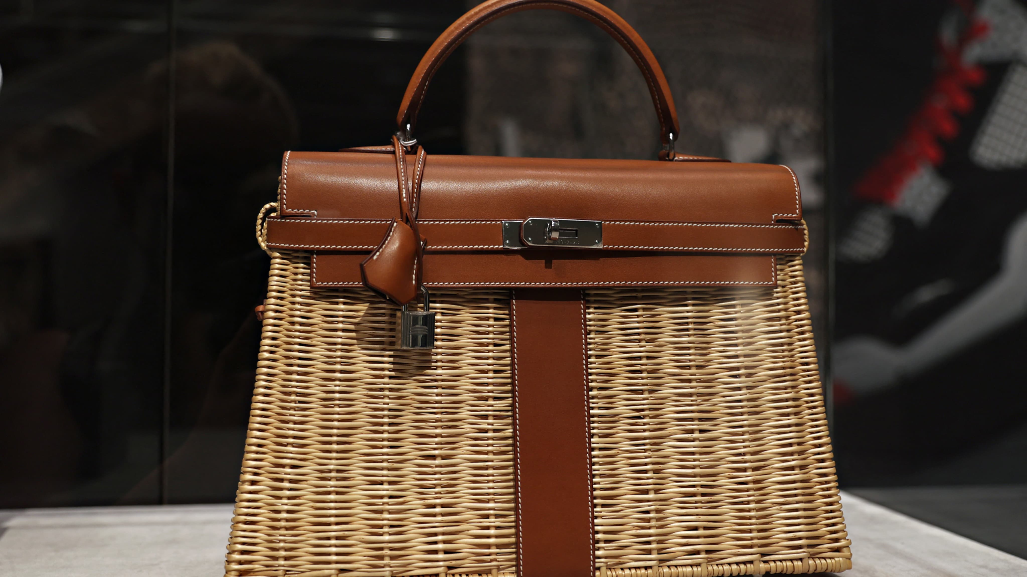 Naissance, apogée et convoitise, focus sur l'emblématique sac Kelly d ...