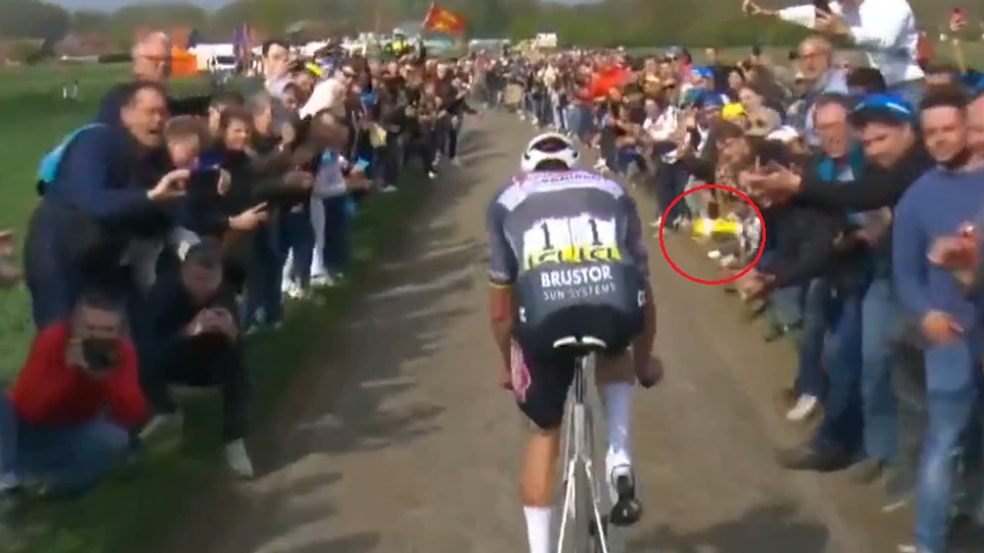 Image hallucinante sur Paris-Roubaix: Mathieu van der Poel victime d'un jet de bidon de la part ...