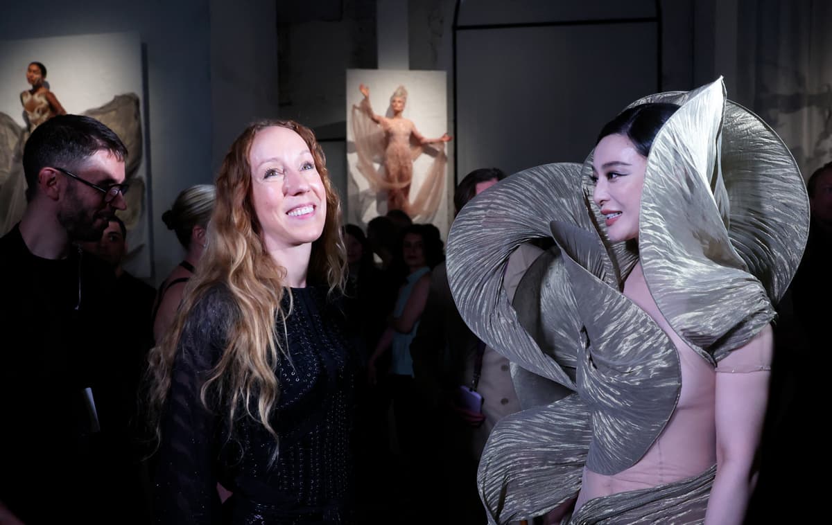 Iris Van Herpen secoue la Fashion Week avec une performance artistique ...