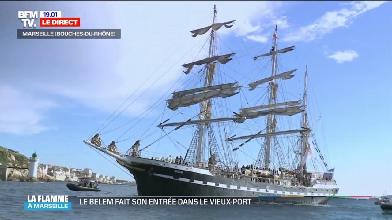 Le Belem, avec à son bord la flamme olympique, fait son entrée dans le Vieux-Port