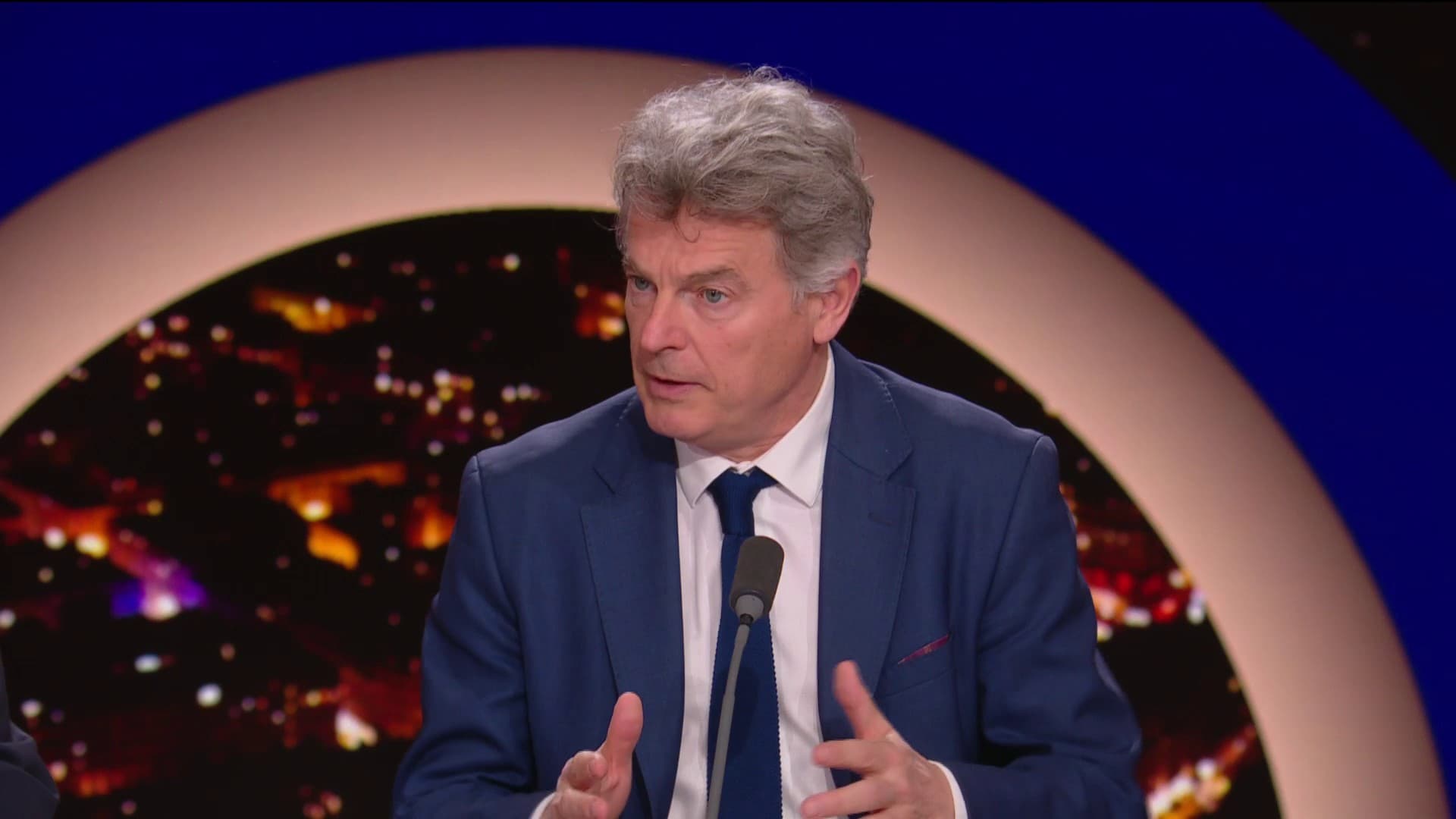 Smic à 1.600 euros : Fabien Roussel veut un "fonds de compensation ...