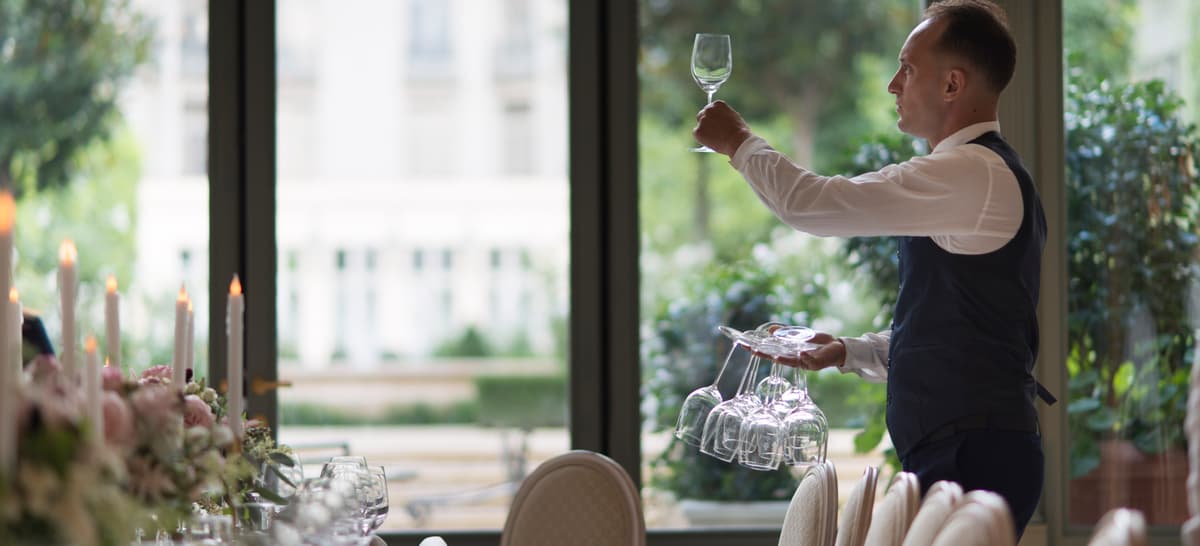 Grands crus et lieu tenu secret, le Ritz Paris lance son premier dîner ...