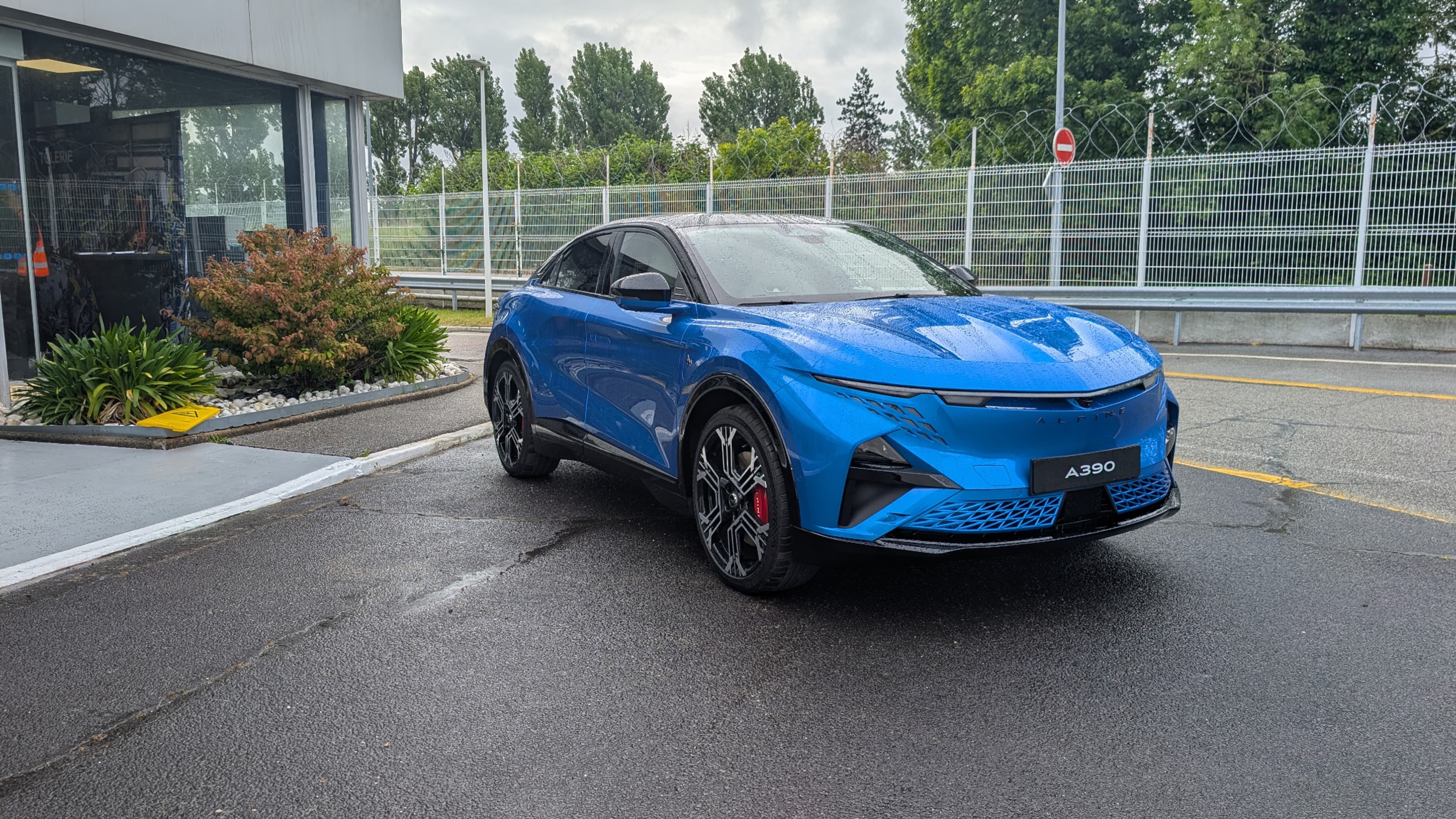 Renault dévoile (en compagnie de Zinédine Zidane) son Alpine A390, la ...