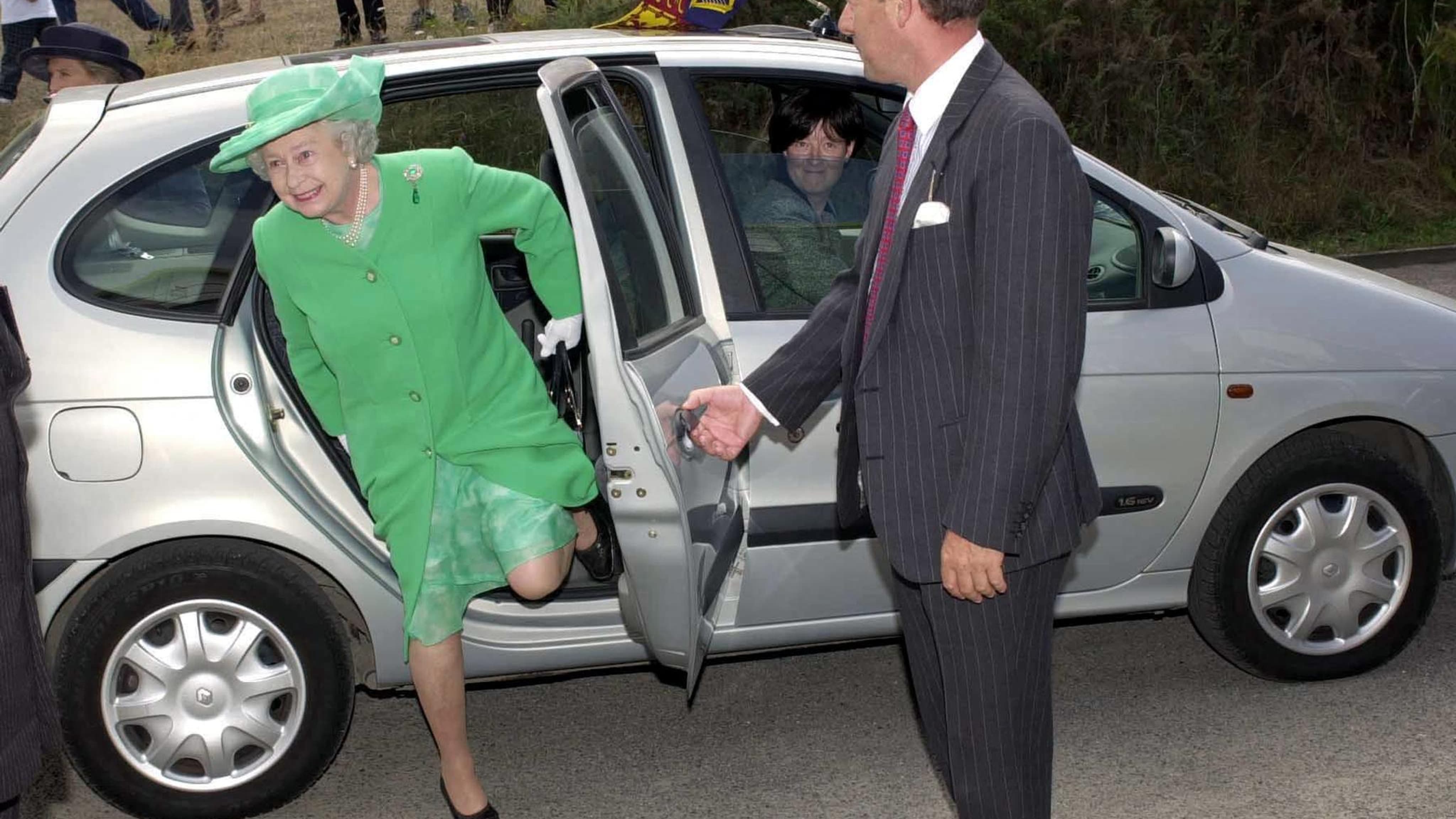 Elizabeth II: une Reine en Rolls-Royce, en Bentley, en Defender... et ...