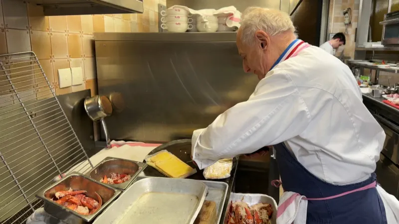 "Je ne regrette rien": l'émotion lors du dernier service du chef Pierre ...