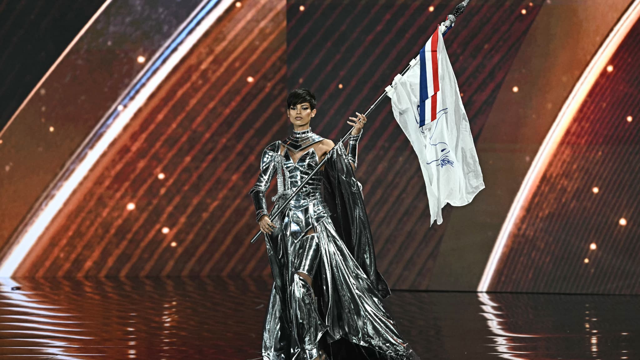 Miss Univers 2025: Ève Gilles défile dans une rutilante tenue de Jeanne ...