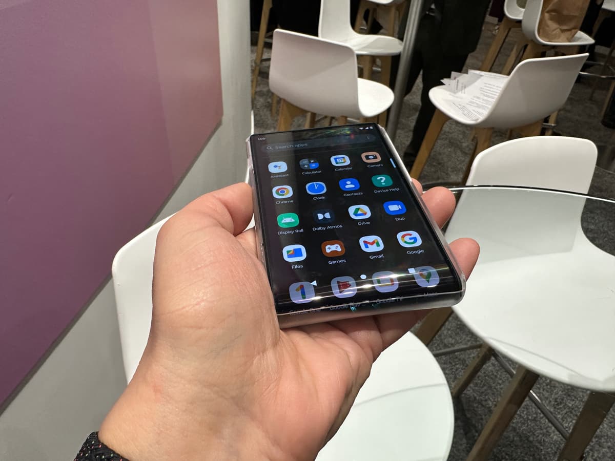 On a essayé le smartphone de Motorola et son écran enroulable
