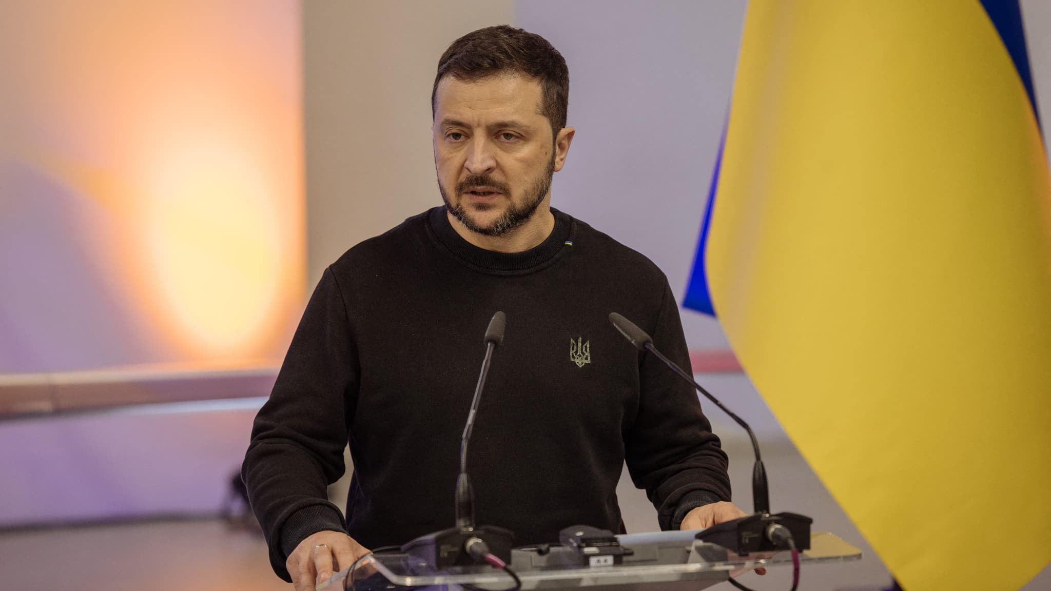 Pour Zelensky, l'Ukraine doit se battre sur le "champ de bataille" en ...