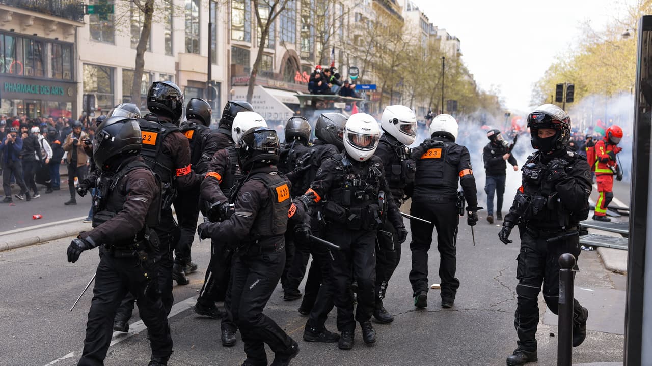 Retraites: une commissaire de la BRAV-M blessée après un jet de pavé ...