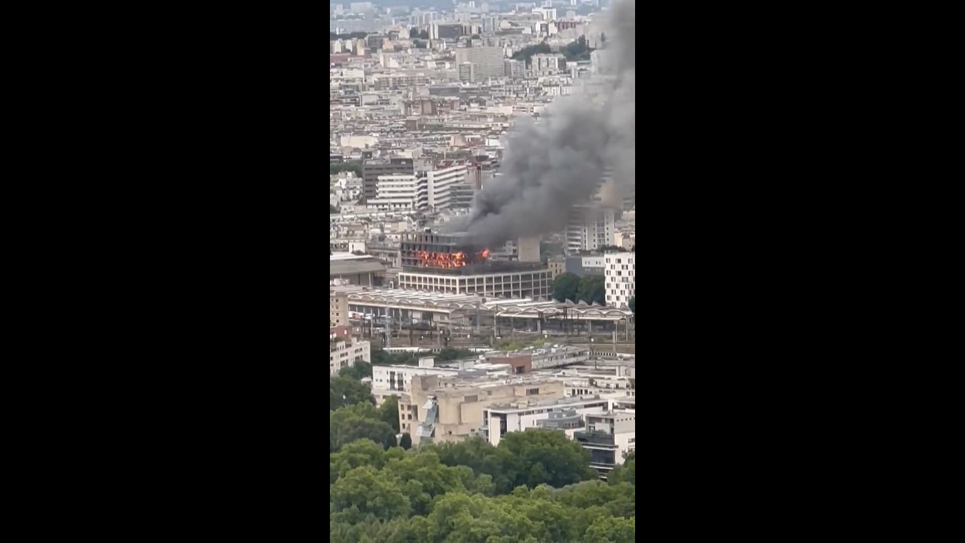 Paris: près de 200 pompiers mobilisés pour un impressionnant feu d'immeuble