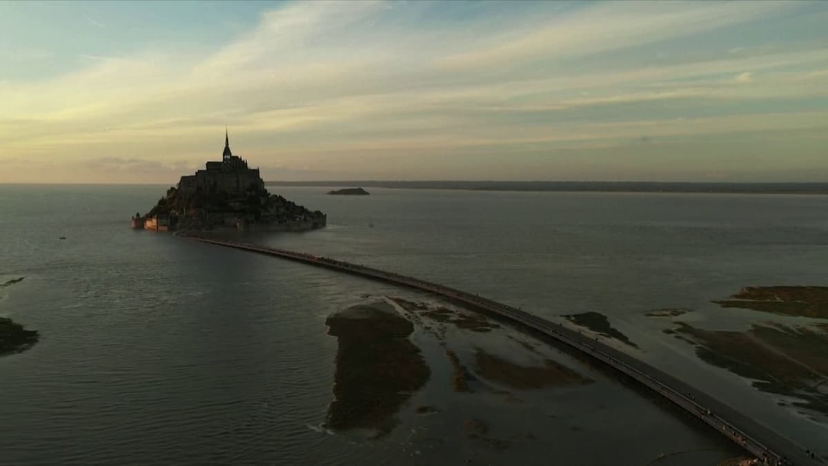 A la faveur des grandes marées, le Mont-Saint-Michel est redevenu une île
