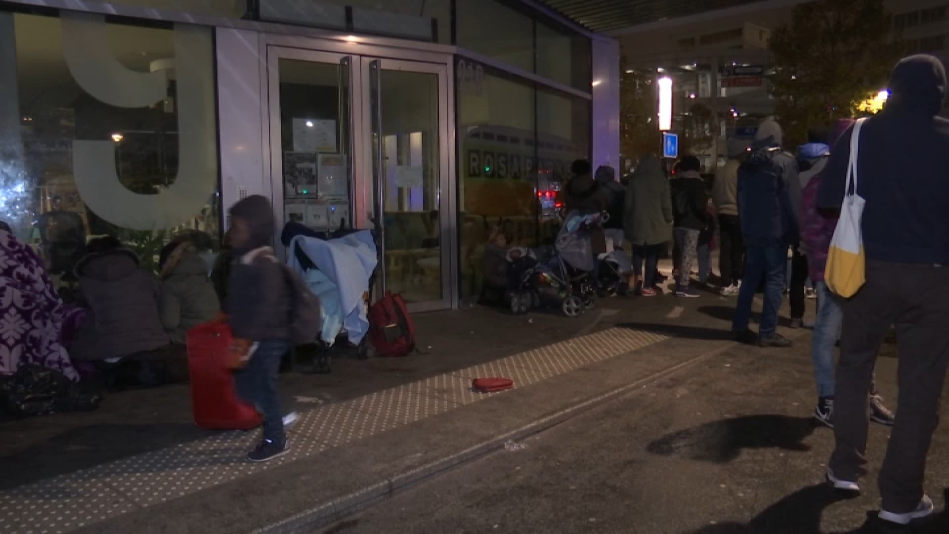"C'est du jamais-vu": 3.000 enfants dorment à la rue en France, la situation devient critique