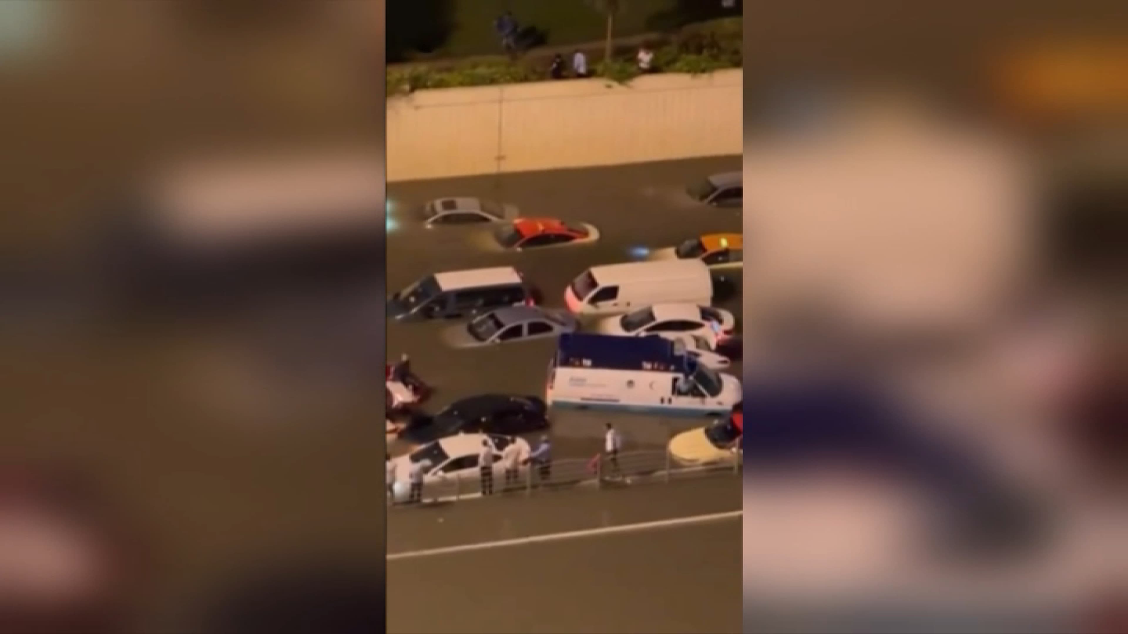 Deux ans de pluie en 24h: les images des inondations mortelles à Dubaï ...