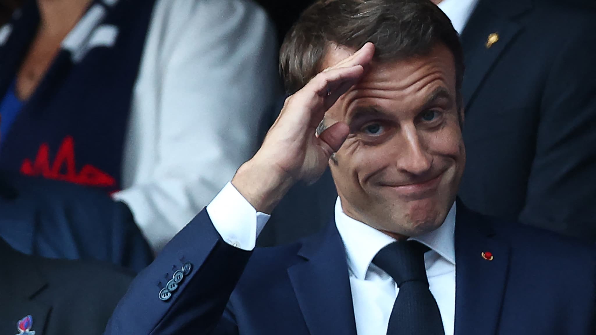 XV de France: Macron a bu une nouvelle bière cul sec dans le vestiaire ...