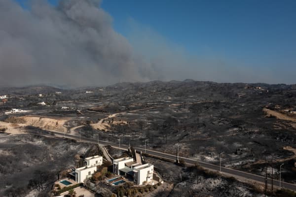 EN DIRECT - Incendies en Grèce: les autorités remercient les Français ...