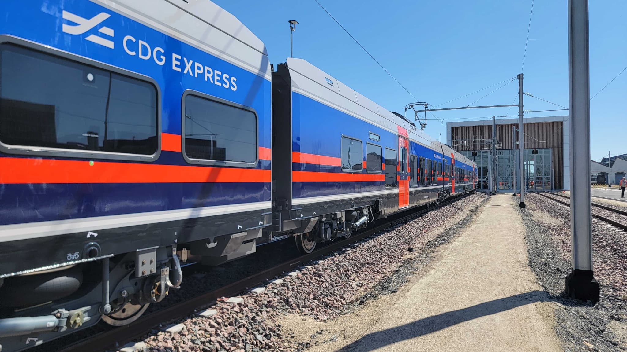EN IMAGES. Des trains toutes les 15 minutes, des canapés, des tarifs de ...