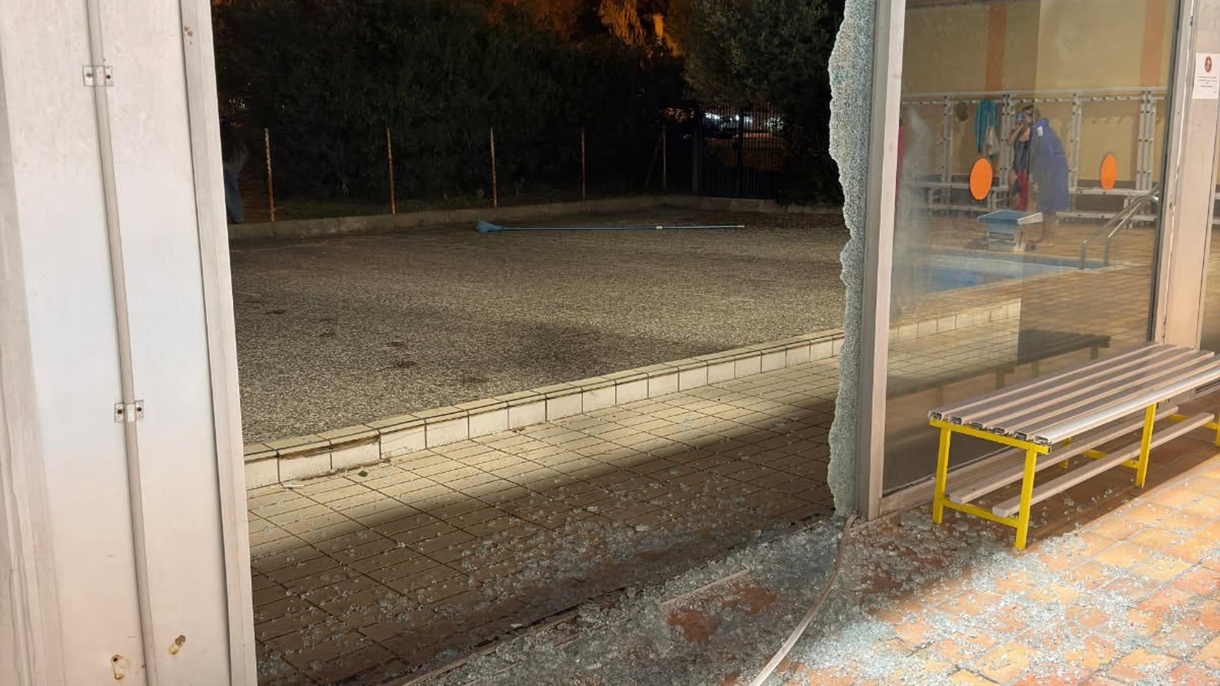 Une voiture finit sa course dans la piscine municipale de La Ciotat, la ...