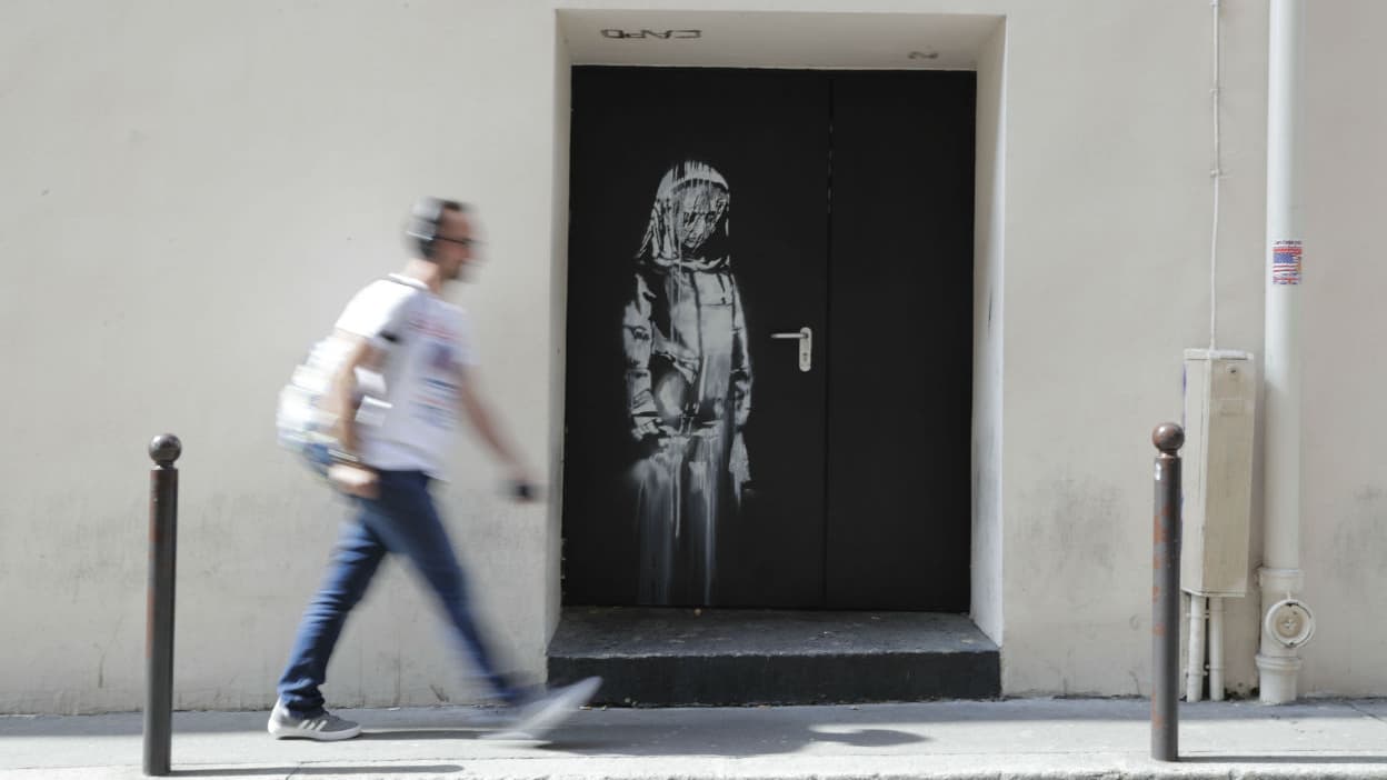 Les fresques murales de Banksy reconstituées dans une exposition à Paris
