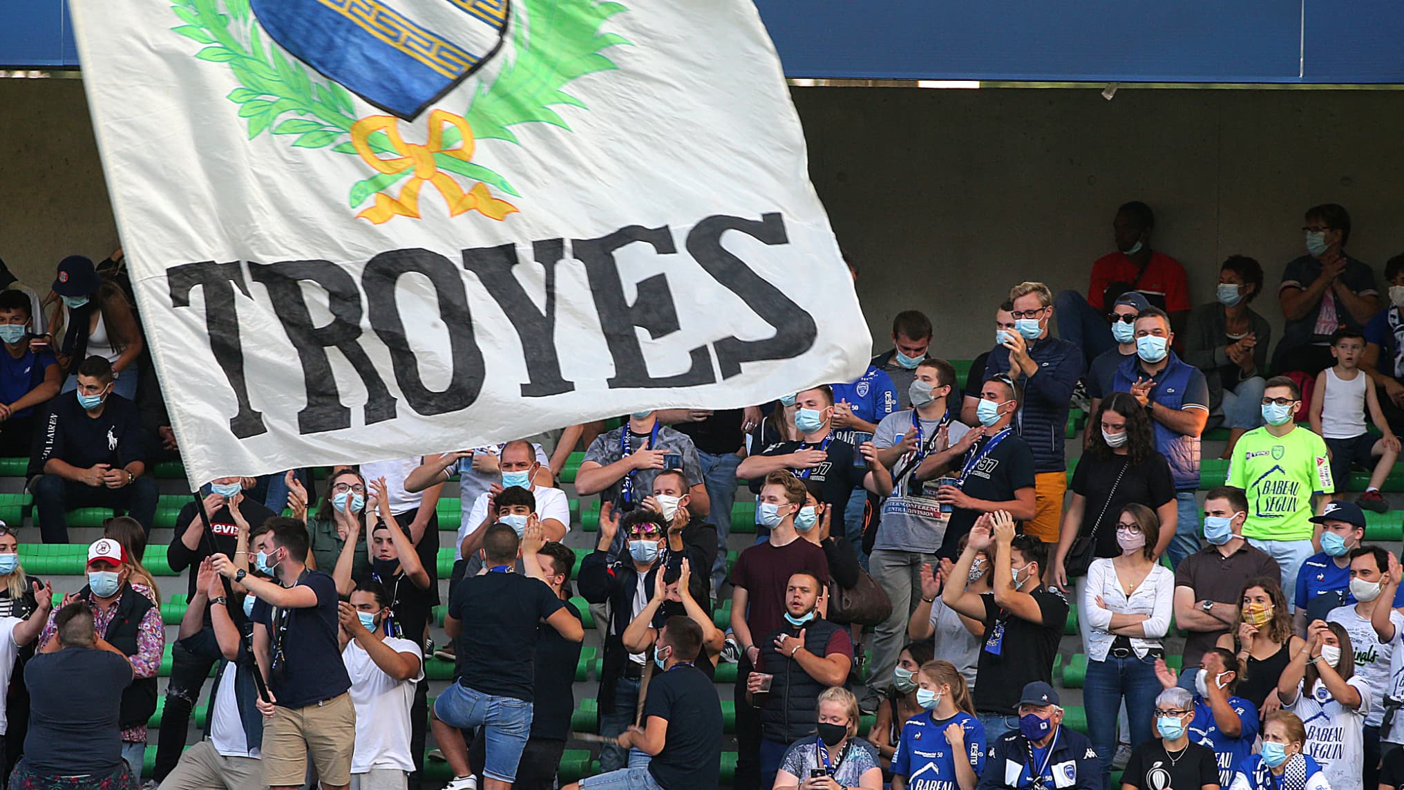 Le club de foot de Troyes met des protections périodiques à disposition ...