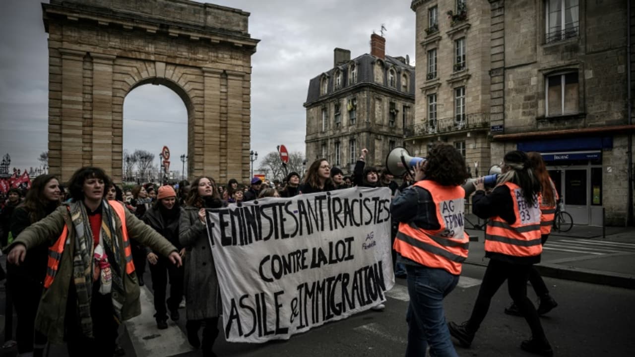 Loi immigration: 300 élus appellent à manifester contre la "victoire ...