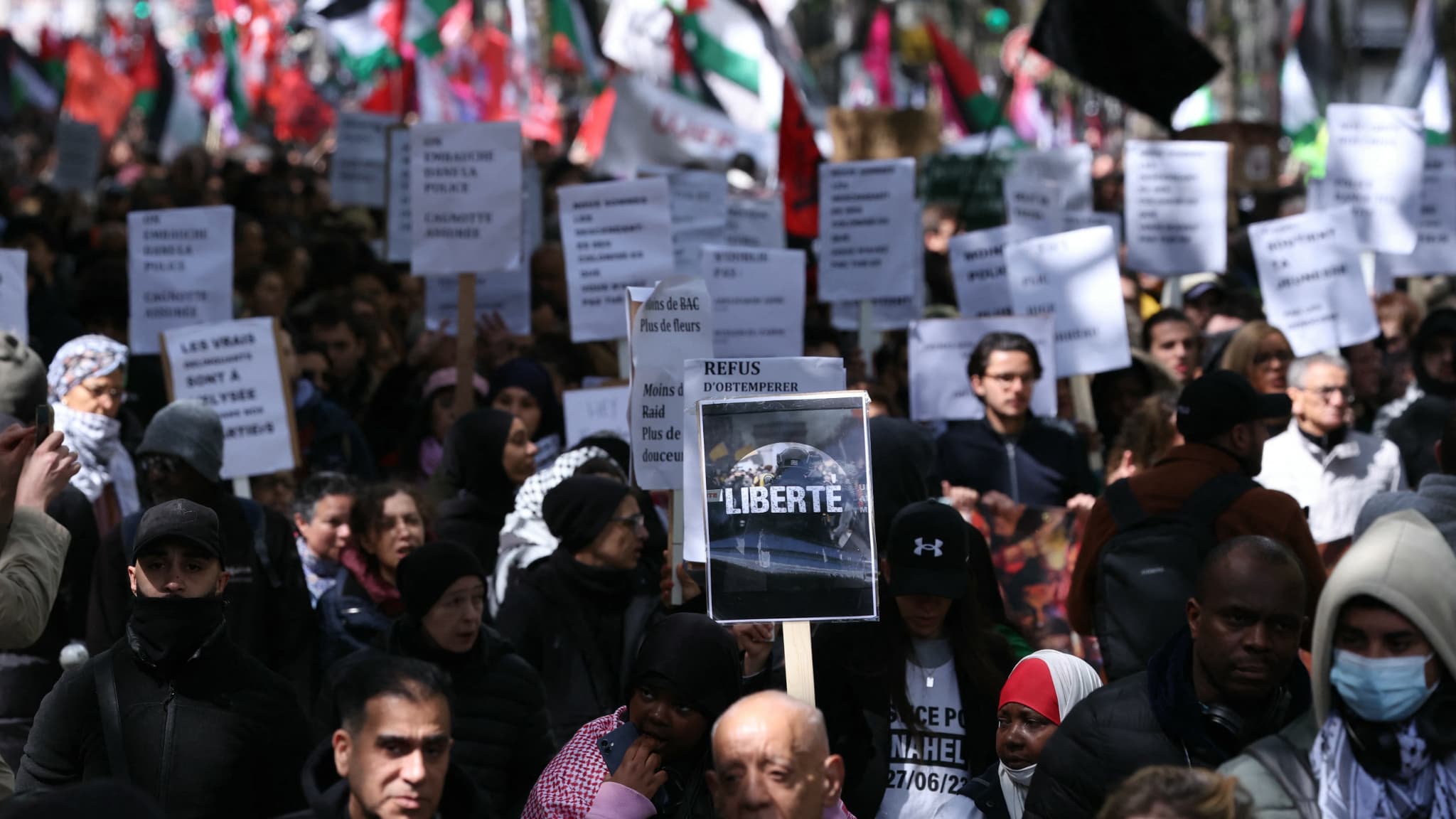 Paris Des Milliers De Manifestants Marchent Contre Les Racismes Et L