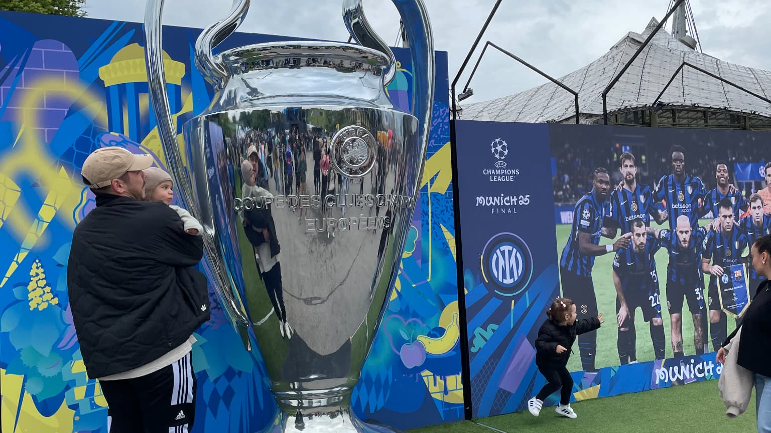 Montage de fan-zone, photos avec la Coupe et maillots: Munich se met en ...