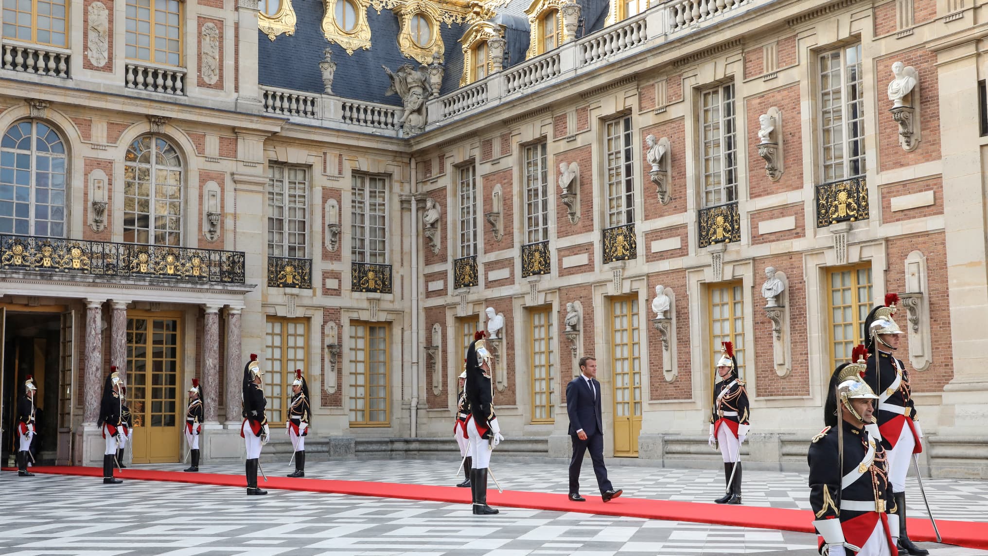 L'Elysée a-t-il fait livrer le tapis rouge pour Charles III par un sous ...