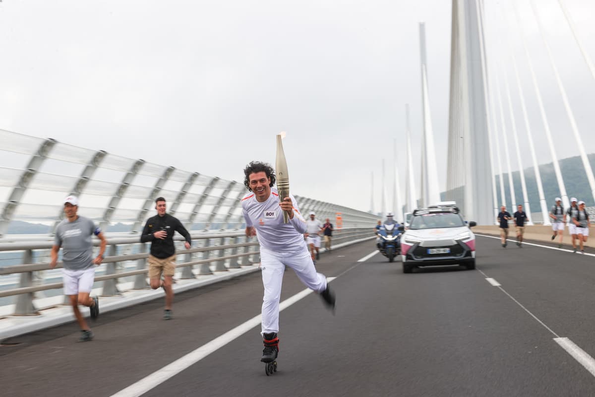 JO de Paris 2024: Taïg Khris traverse le Viaduc de Millau en roller ...