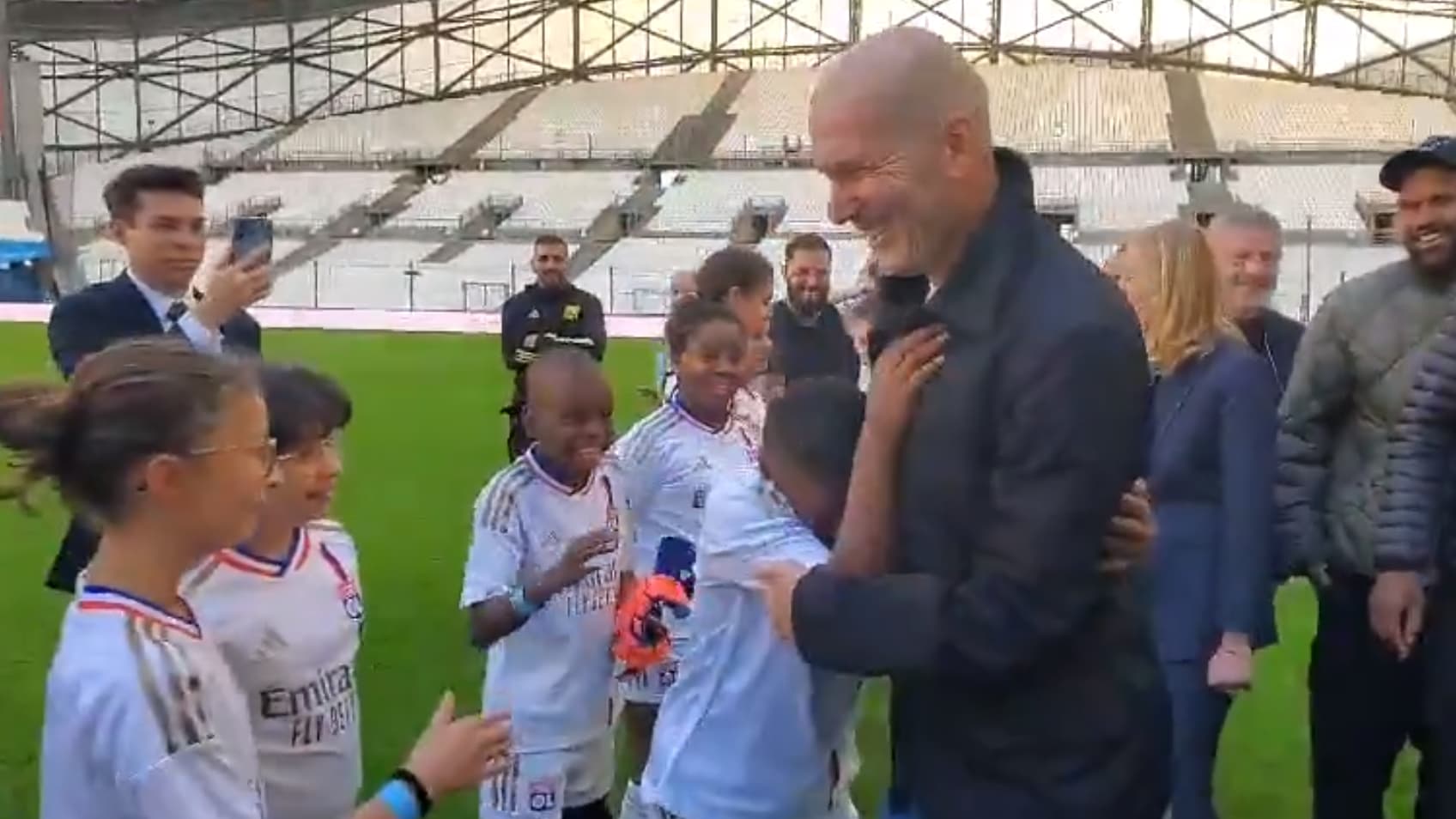 L'émouvante visite surprise de Zidane au stade Vélodrome pour la bonne ...