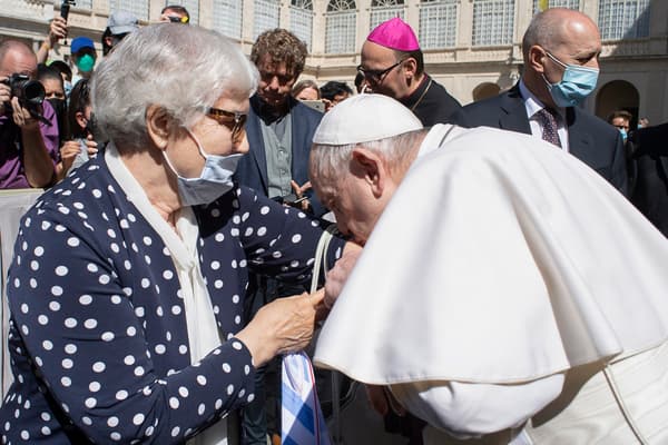 Le pape François embrasse le tatouage d'une survivante de l'Holocauste Le pape François embrasse le tatouage d'une survivante de l'Holocauste
