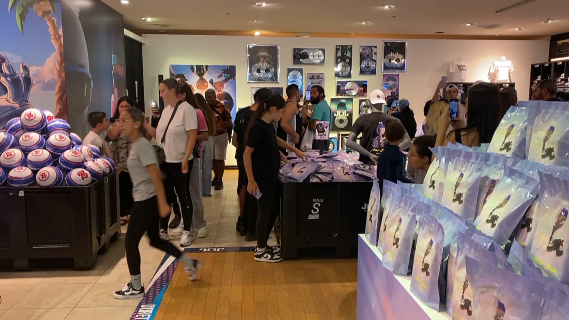 Marseille: la boutique éphémère de Jul a rouvert aux Terrasses du Port