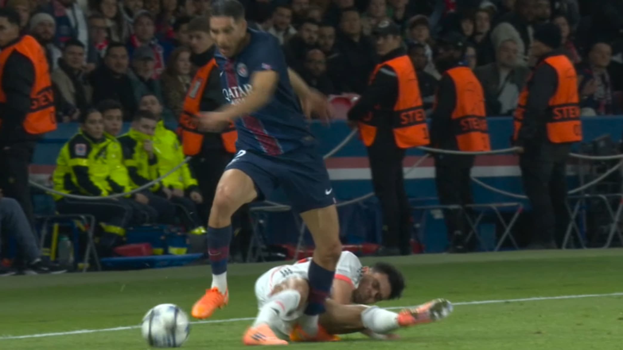 Des larmes et une grosse inquiétude: Achraf Hakimi blessé par un ...