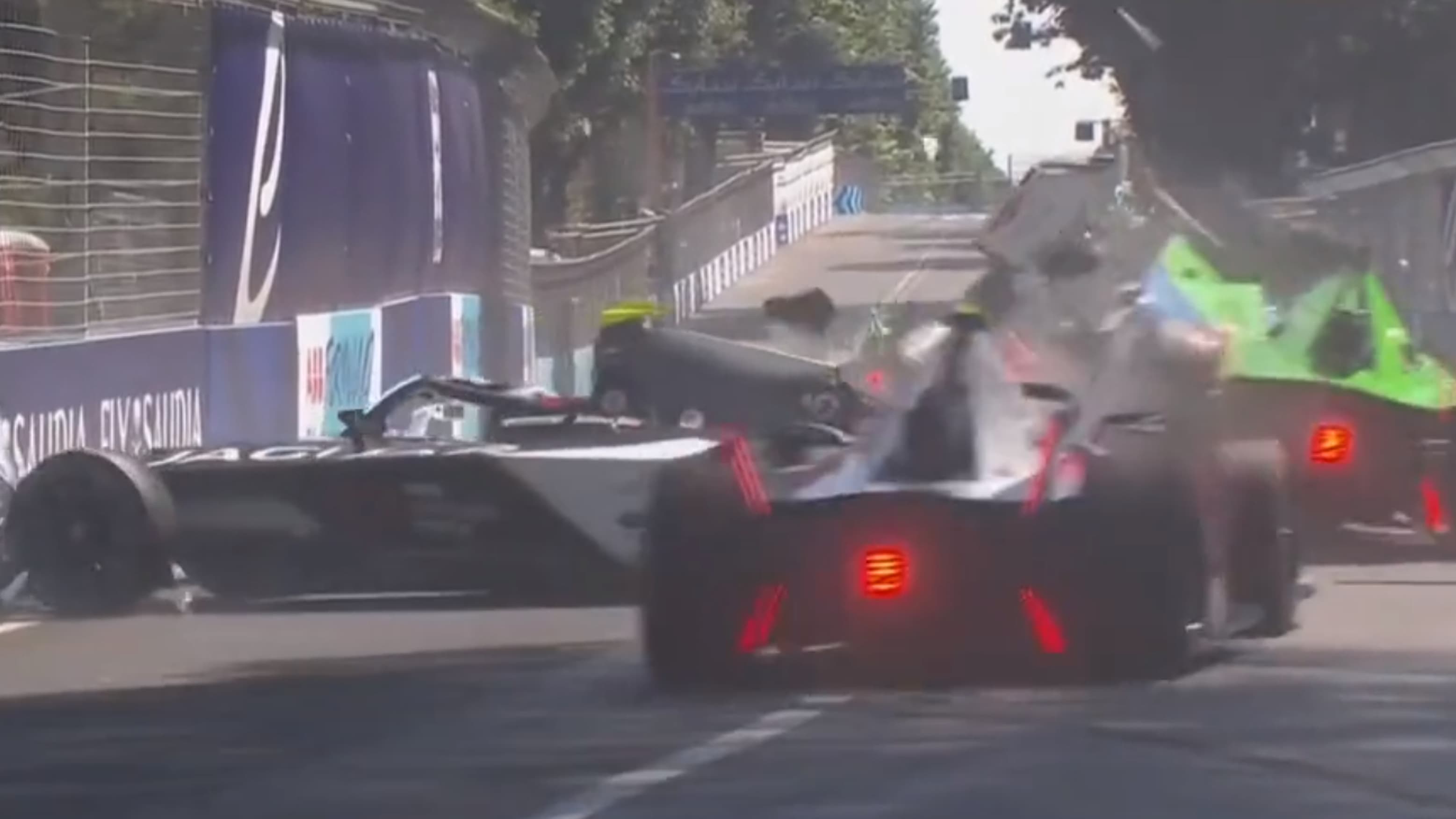 Formule E: cinq voitures impliquées dans un énorme crash à Rome