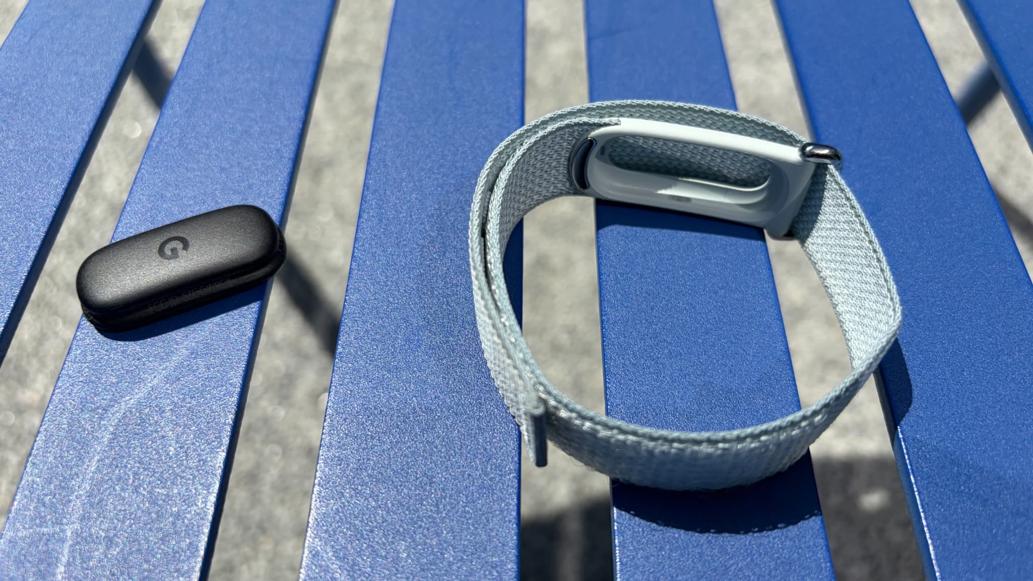 Test du Fitbit Air: le bracelet connecté sans écran et dopé à l’IA de ...