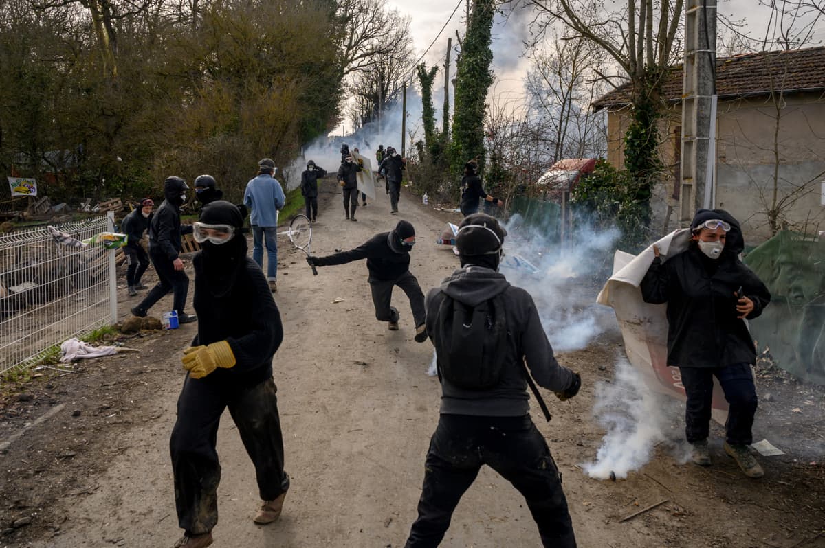 Autoroute A69: un nouveau face-à-face tendu entre opposants et CRS aux ...