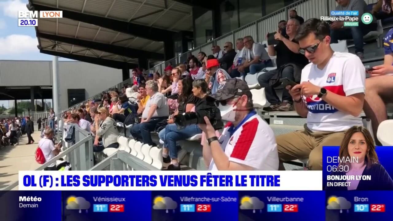 Les supporters de l'OL Féminin fêtent le titre de championne de France