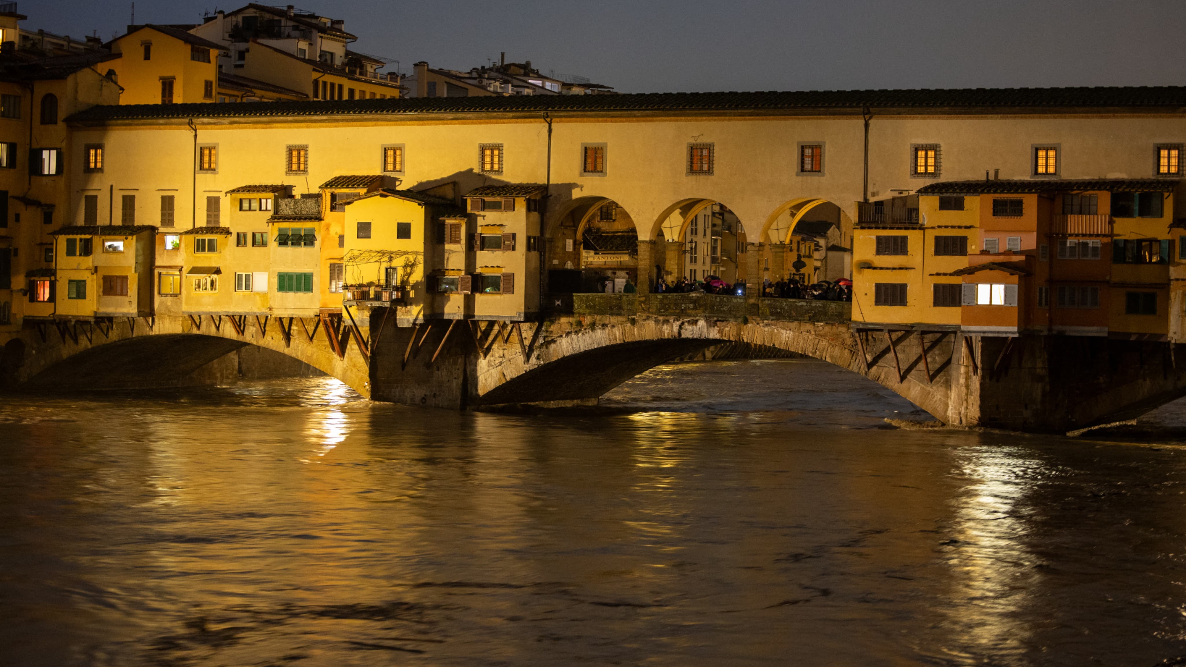 Italie: les images impressionnantes des inondations qui frappent la Toscane