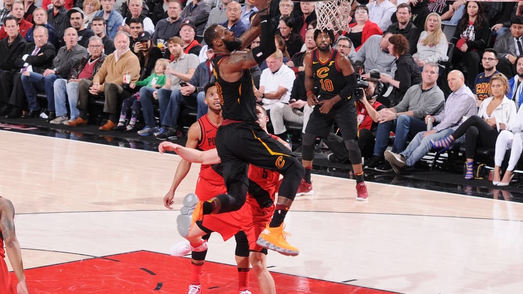 NBA: LeBron James perd, s’embrouille avec son coach et… réalise le dunk ...